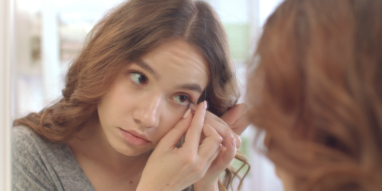 How to Remove Your Soft Contact Lenses – BC Doctors of Optometry